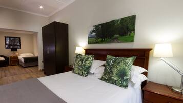 Quarto Comfort, 1 quarto | Cofre com capacidade para portátil, secretária