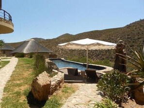 Piscina externa, espreguiçadeiras