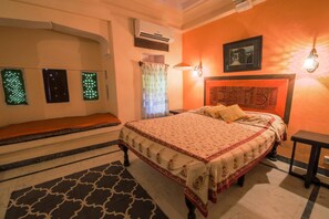 1 quarto, com decoração personalizada, com mobília individualizada 
