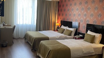Quarto Triplo Superior | Roupa de alta qualidade, minibar, cofre no quarto