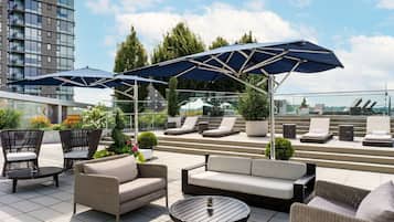 2 bares/lounges, bar de esportes, saguão/lounge