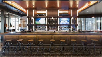 2 bares/lounges, este bar com transmissão de jogos em direto