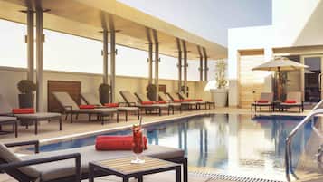 Piscina externa, funciona das 6h às 22h30, guarda-sóis, espreguiçadeiras