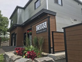 Um edifício com uma placa que diz 'CRIBS Prince Edward County'.