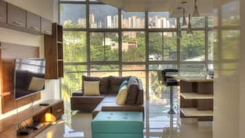 Penthouse de Luxo, 3 quartos, varanda, Vista para a cidade | Sala | Televisor LCD de 35 polegadas com canais por cabo, televisor