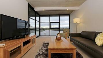 Apartamento, 1 quarto | Sala de estar | TV de tela plana