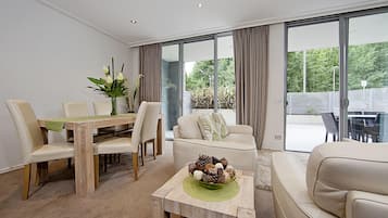 Apartamento, 2 quartos (Glebe Park 61) | Área de estar | TV LCD, DVD player