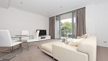 Apartamento, 1 quarto (Glebe Park 64) | Área de estar | TV LCD, DVD player