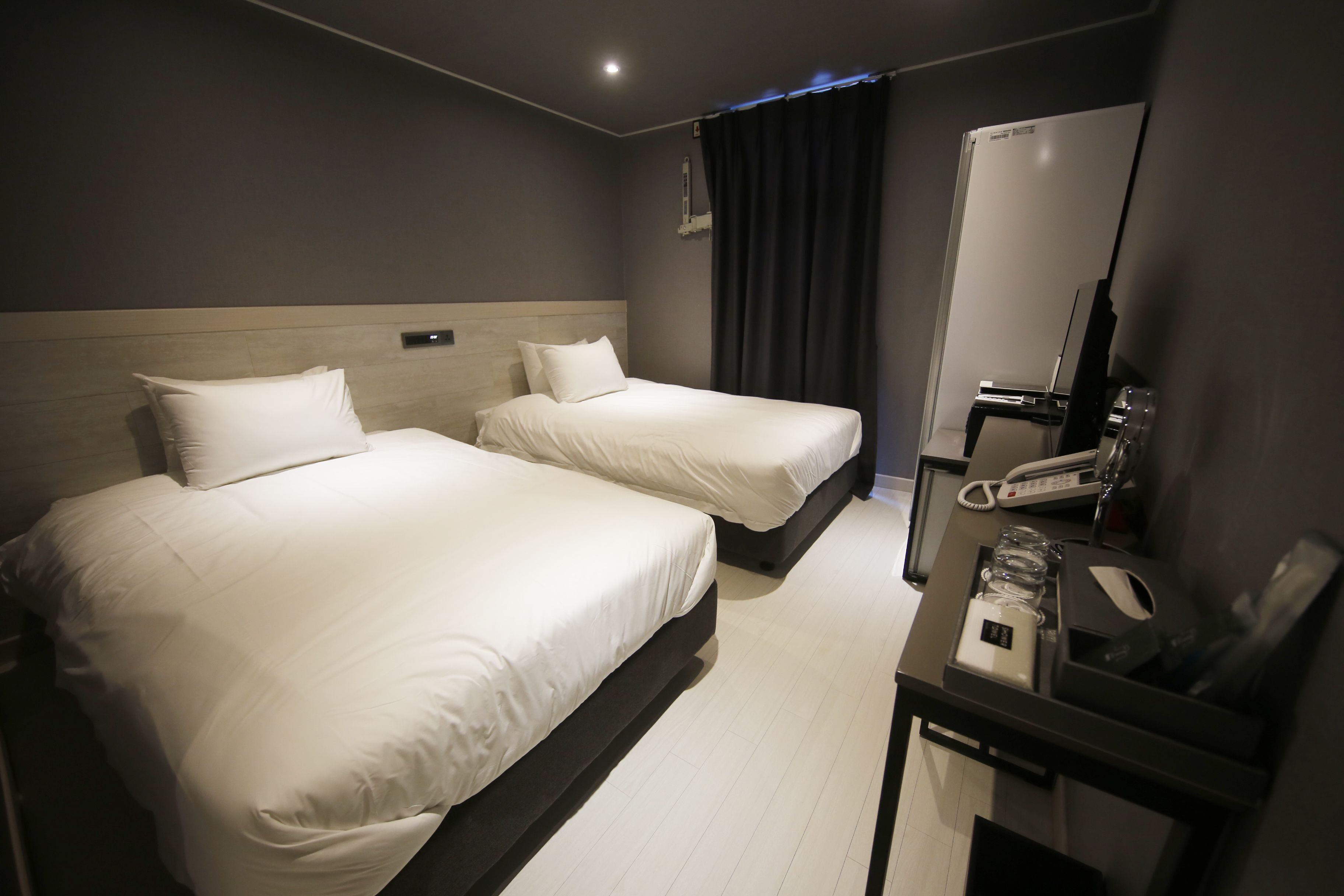 Cofres nos quartos, quartos à prova de som, Wi-Fi de cortesia