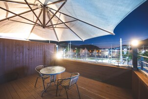 Quarto Duplo Deluxe, 1 cama de casal, terraço, em frente à praia | Terraço/pátio interior