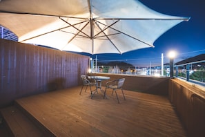 Quarto Duplo Deluxe, 1 cama de casal, terraço, em frente à praia | Terraço/pátio interior