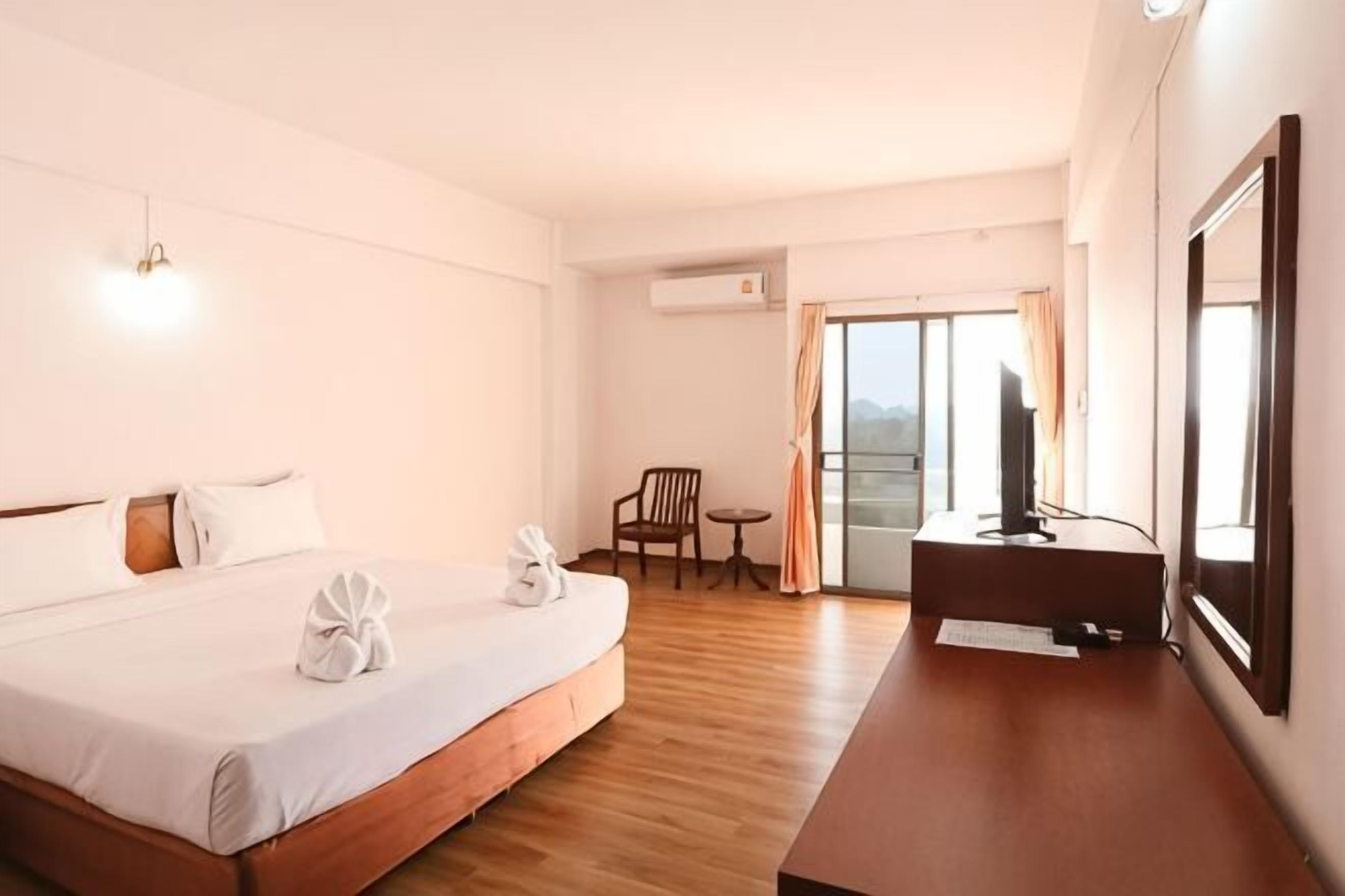 Escrivaninha, cortinas blackout, Wi-Fi de cortesia, roupa de cama