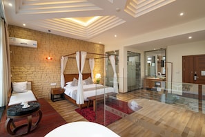 Quarto conforto | Cofres nos quartos, escrivaninha, cortinas blackout