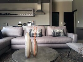 Apartamento de Luxo, 1 quarto, vista parcial para o oceano | Sala de estar | Televisor LED de 48 polegadas com canais via satélite, televisor 