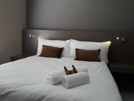 Apartamento, 2 quartos | 1 quarto, cofre no quarto, com decoração personalizada 