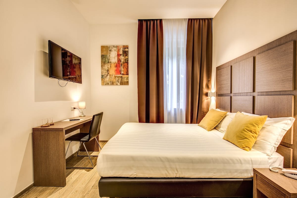 Roupas de cama premium, cofres nos quartos, escrivaninha