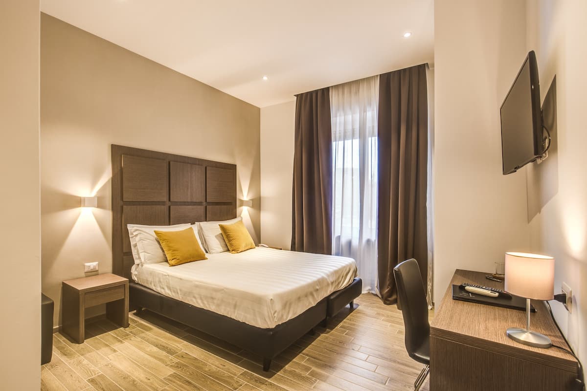 Roupas de cama premium, cofres nos quartos, escrivaninha