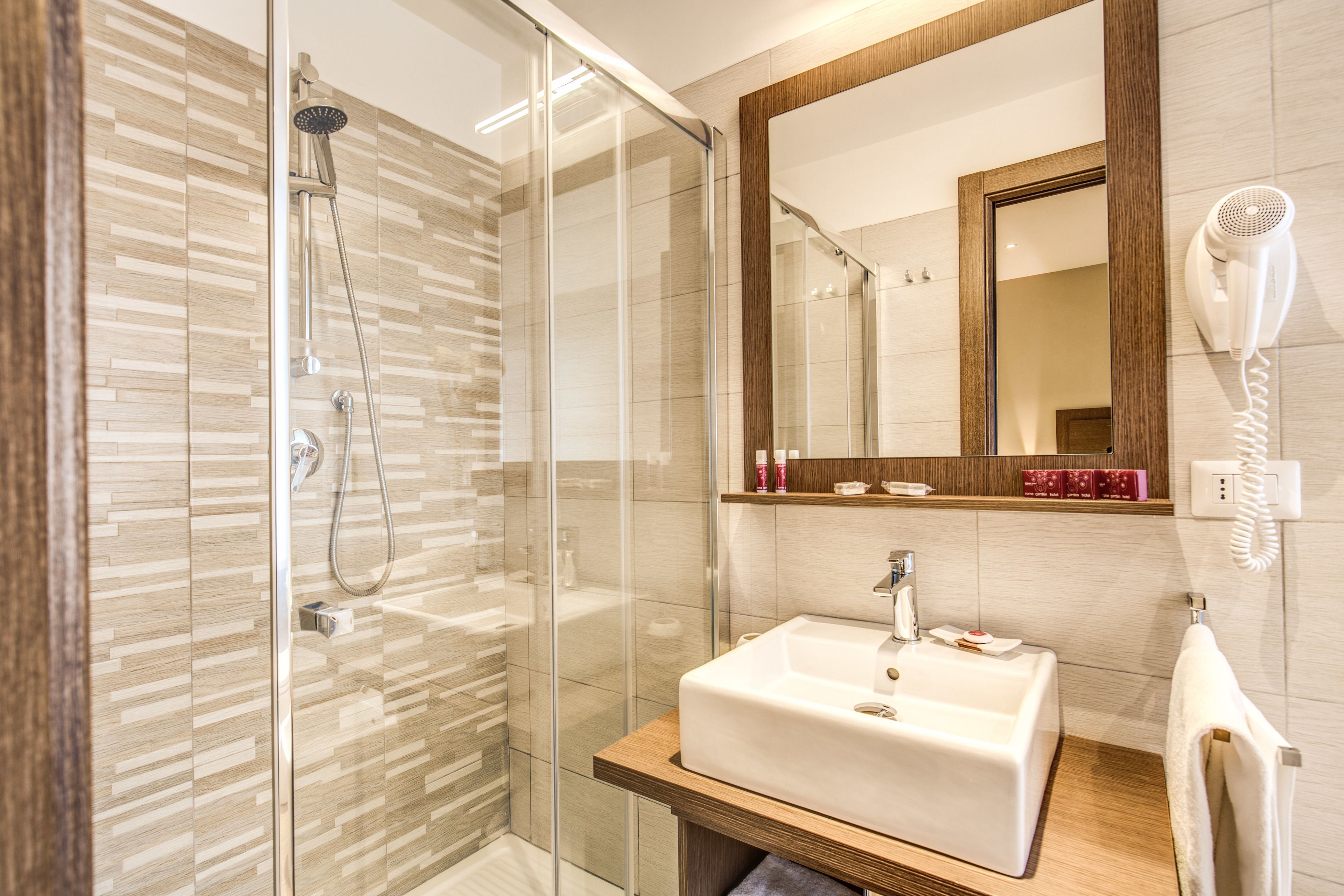 Chuveiro, produtos de toalete grátis, secador de cabelo 