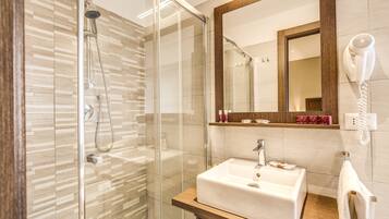 Chuveiro, produtos de toalete grátis, secador de cabelo