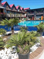 Piscina exterior, guarda-sóis, espreguiçadeiras