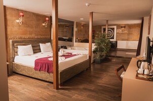 Quarto Deluxe, banheira de hidromassagem grande | Roupa de alta qualidade, cofre no quarto