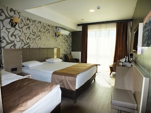 Quarto Triplo Deluxe | Minibar, cofre no quarto 