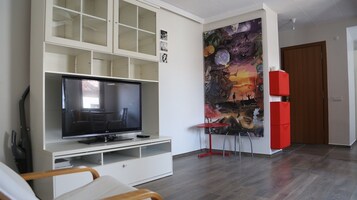Apartamento, 1 quarto | Sala de estar | Televisor LCD 