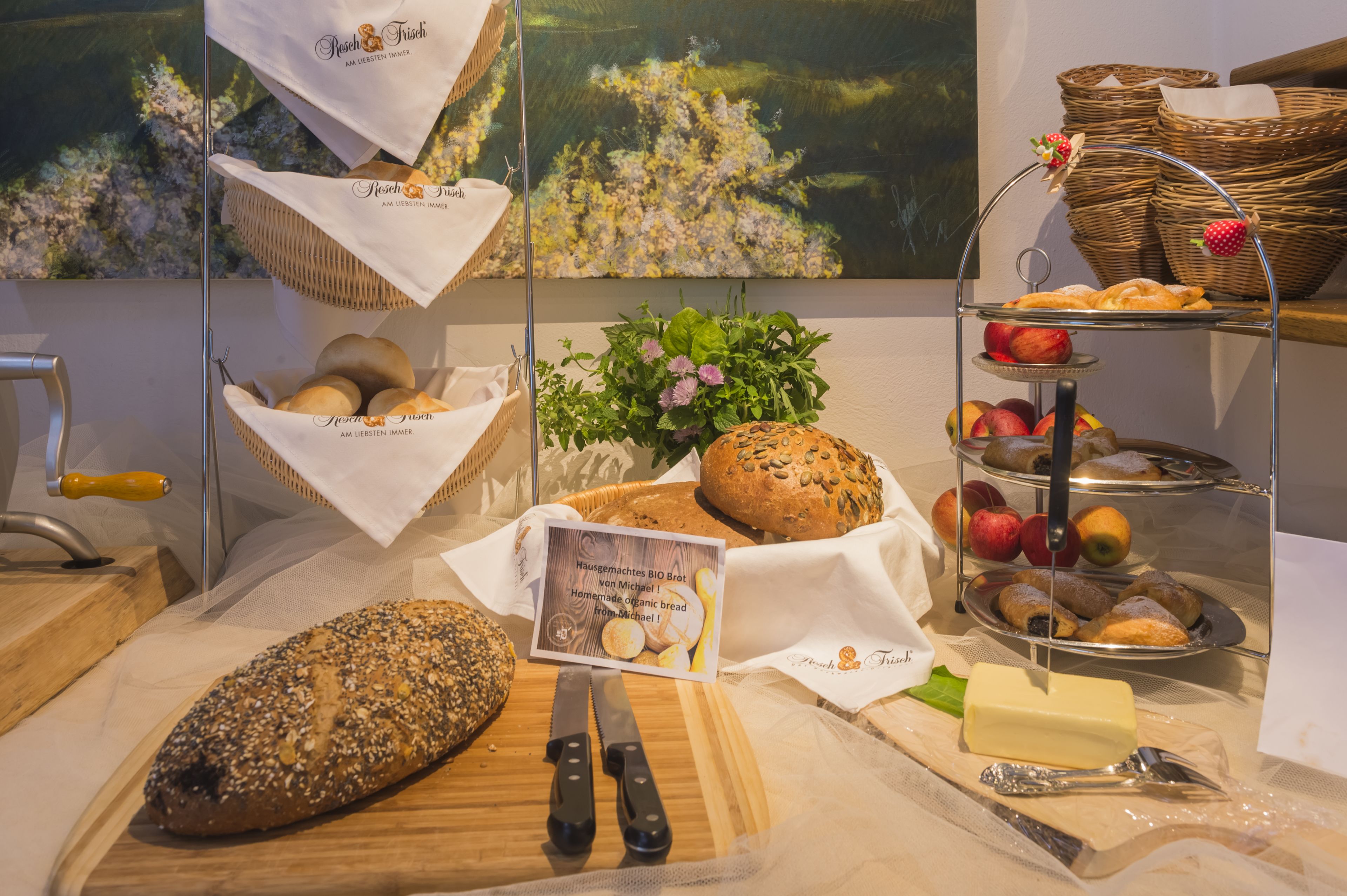 Exposição de pães, doces e um letreiro anunciando pão caseiro orgânico.