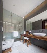 Suite Superior | Casa de banho | Um polibã, artigos de higiene pessoal grátis, um secador de cabelo