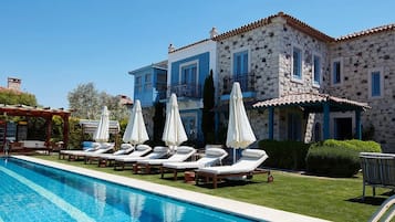 Piscina externa, guarda-sóis, espreguiçadeiras