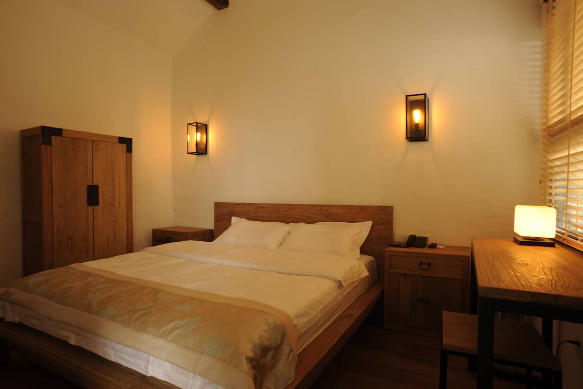 Secretária, quartos insonorizados, camas desdobráveis, Wi-fi grátis