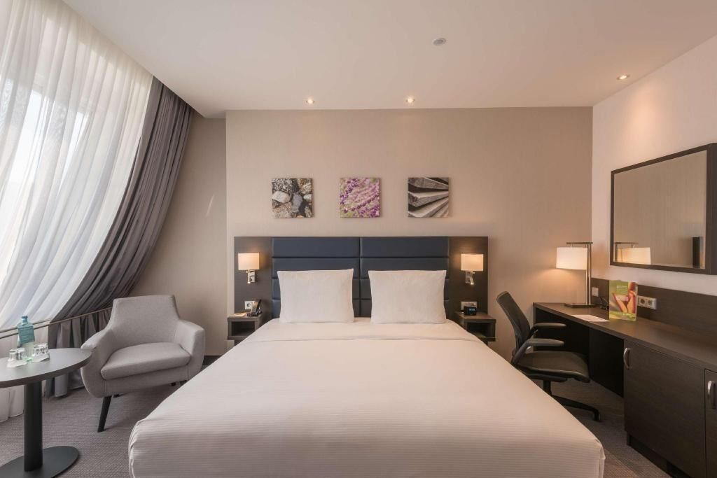 Roupas de cama premium, cofres nos quartos, escrivaninha