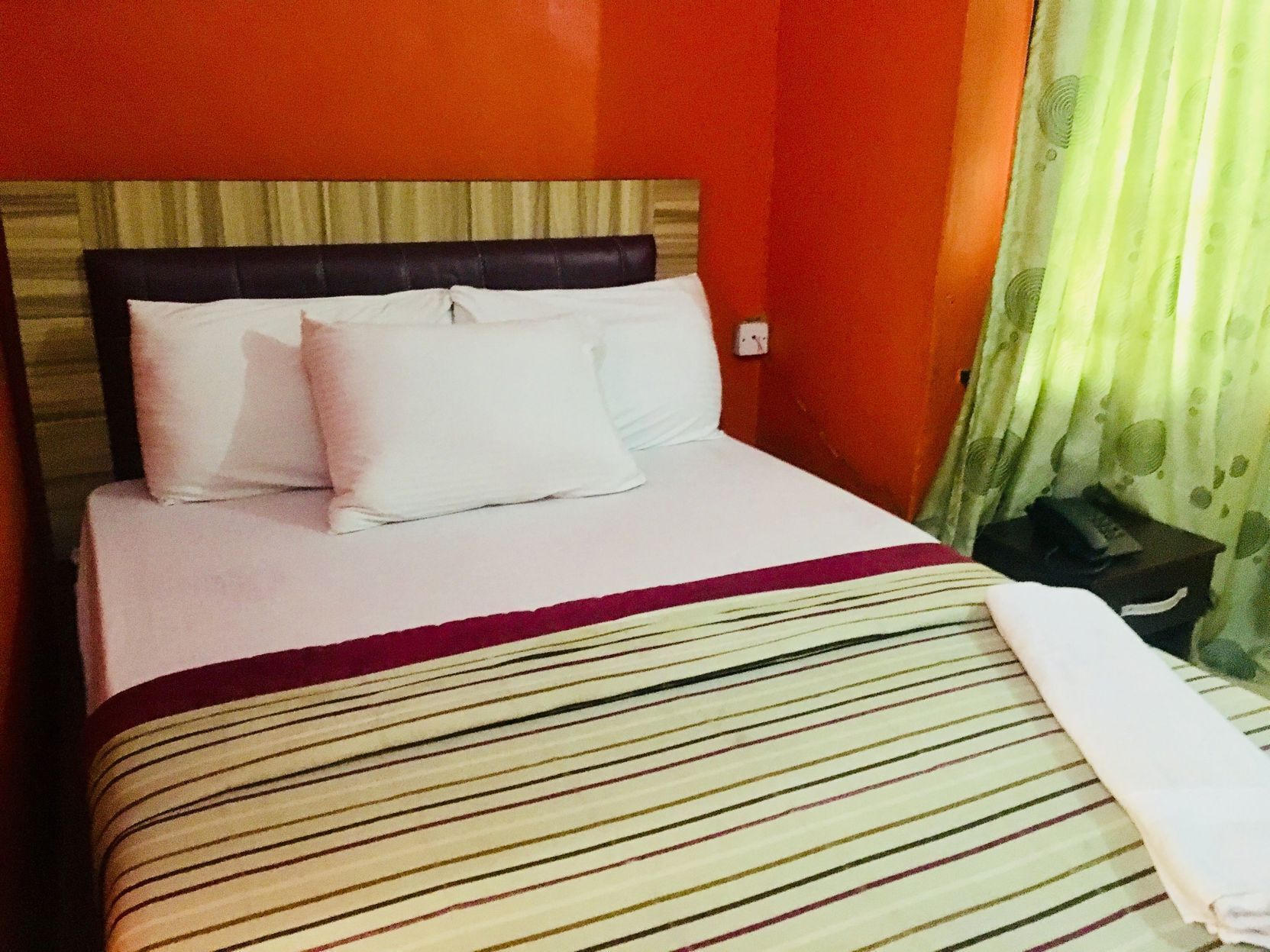1 quarto, cofres nos quartos, escrivaninha