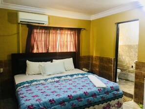 Quarto Presidencial | 1 quarto, cofre no quarto, secretária 