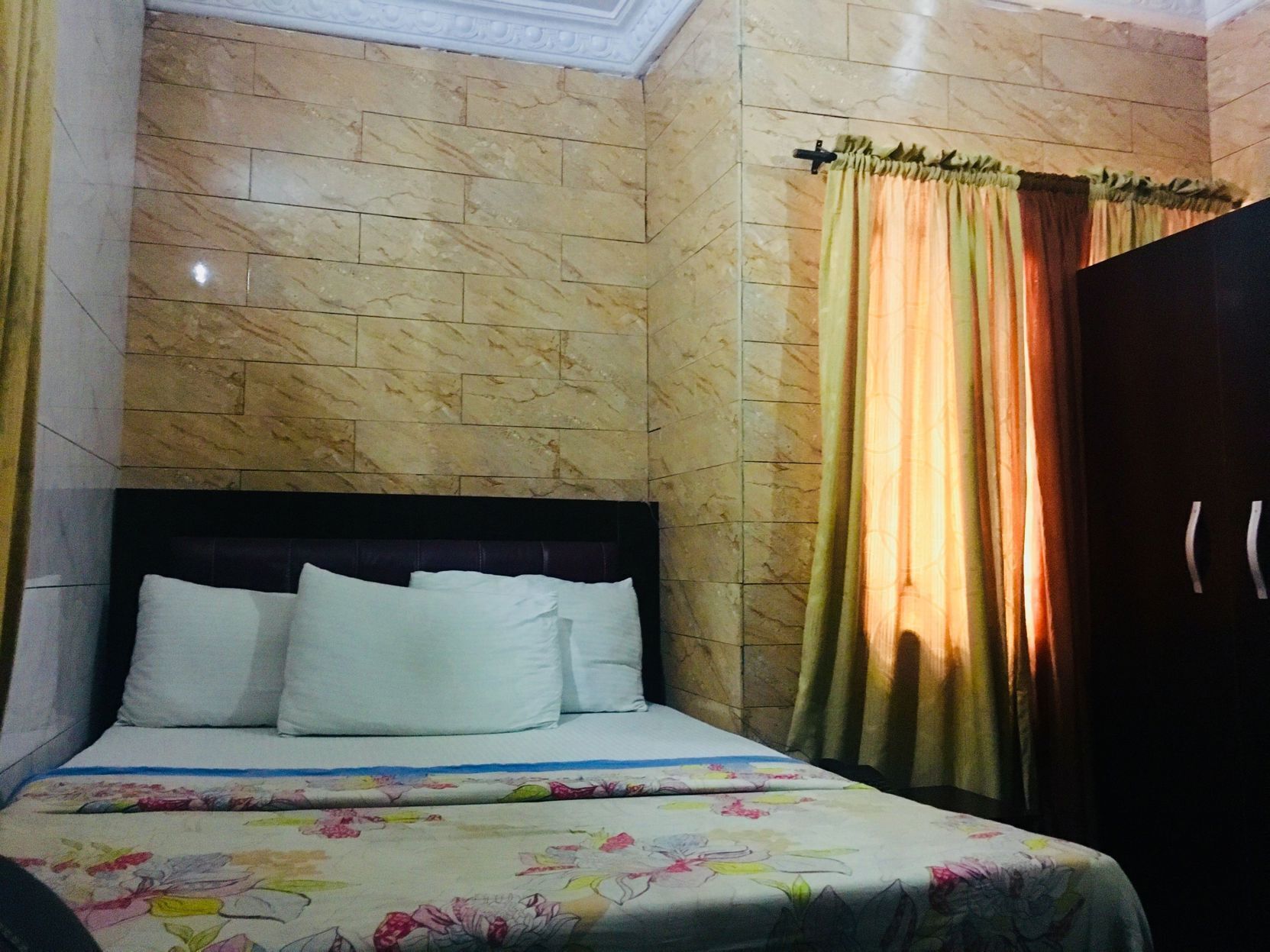 1 quarto, cofres nos quartos, escrivaninha