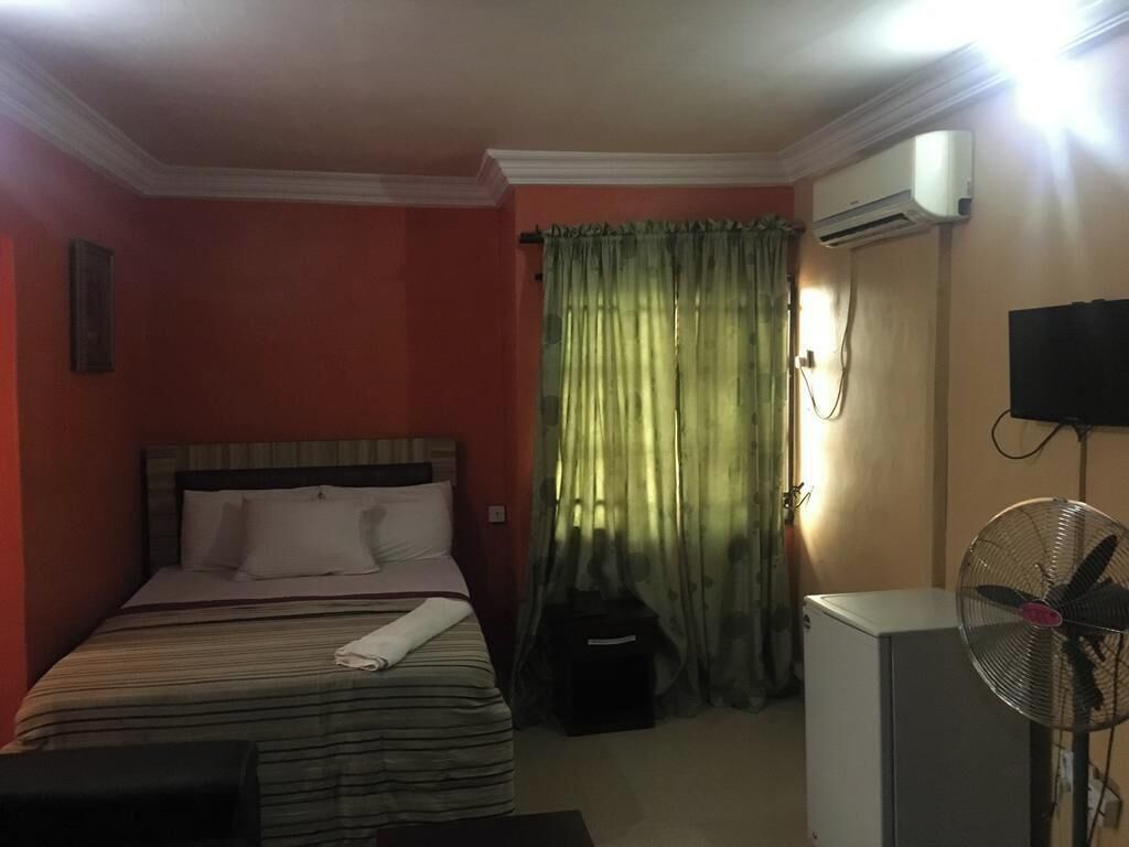 1 quarto, cofres nos quartos, escrivaninha