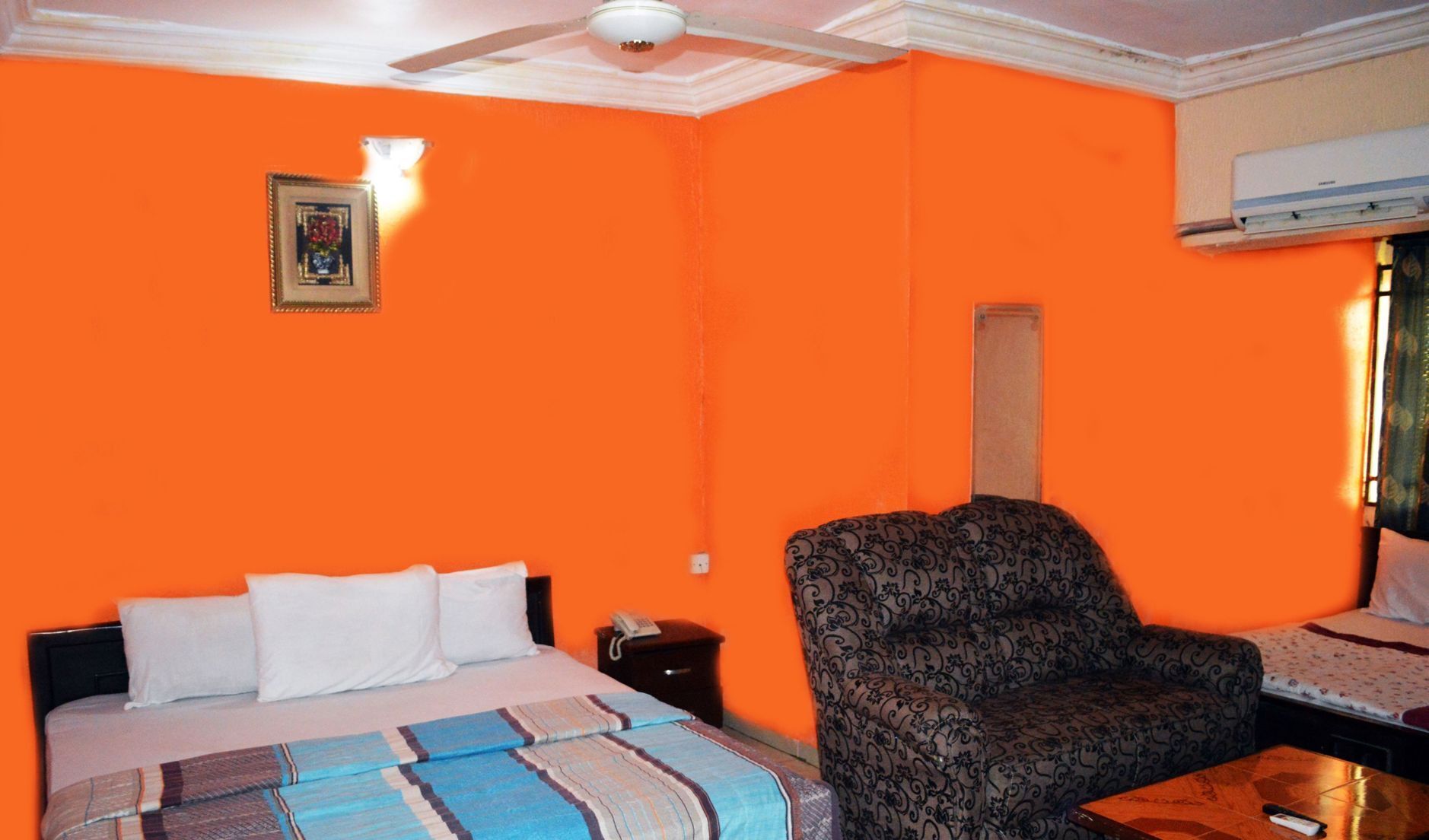 1 quarto, cofres nos quartos, escrivaninha