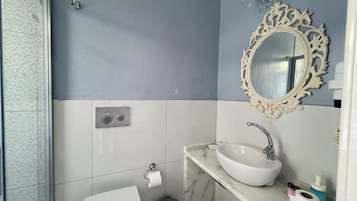 Quarto luxo | Banheiro | Chuveiro, produtos de toalete grátis, secador de cabelo, chinelos