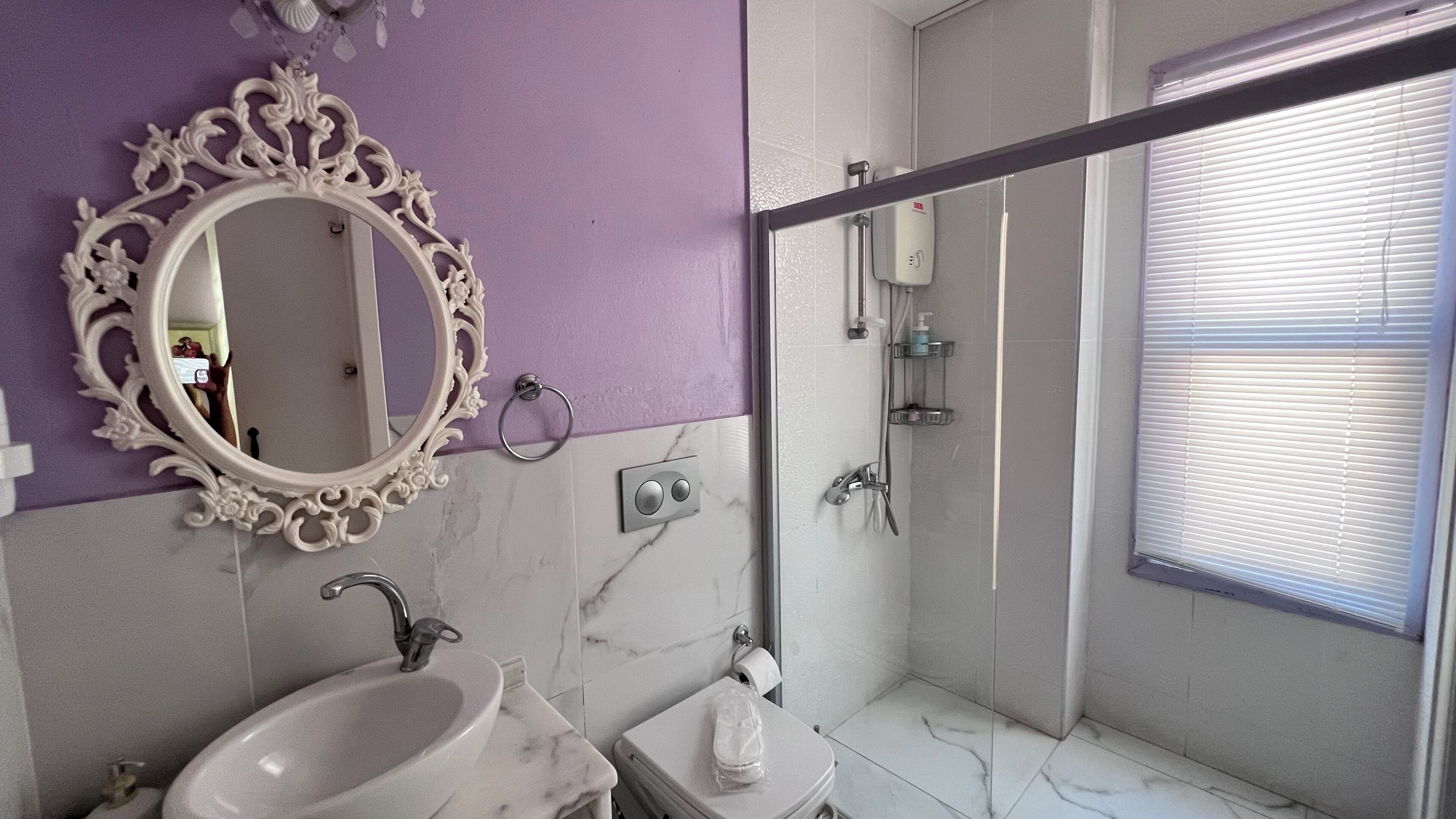 Quarto standard | Banheiro | Chuveiro, produtos de toalete grátis, secador de cabelo, chinelos