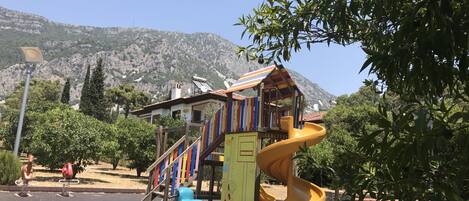 Área de recreio para crianças (ao ar livre)