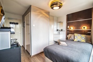 Quarto solteiro básico | Roupas de cama premium, cofres nos quartos, escrivaninha