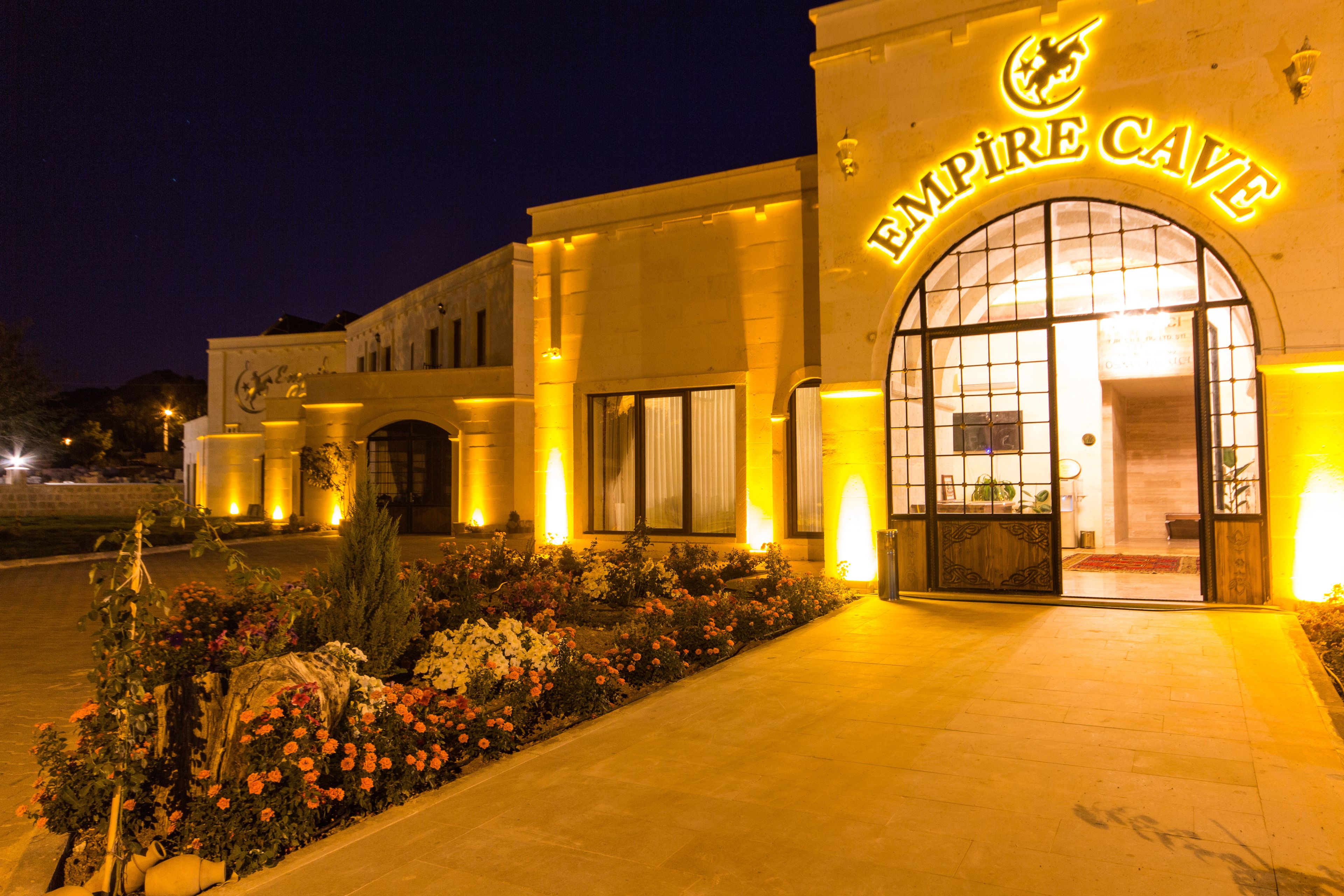 Fachada do alojamento (tarde/noite)