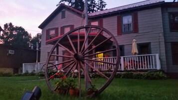 Fachada da propriedade à noite