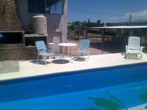 Piscina exterior, guarda-sóis, espreguiçadeiras 