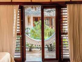 Suite Júnior, vista para a piscina, no rés do chão | Vista do quarto