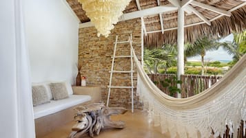 Suite Deluxe | Minibar, cofre no quarto, com decoração personalizada