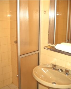 Um polibã, artigos de higiene pessoal grátis, toalhas fornecidas 