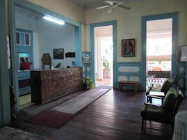 Área de estar no saguão