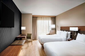 Roupas de cama premium, cofres nos quartos, escrivaninha