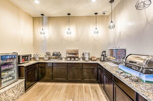 Café da manhã com buffet grátis todos os dias